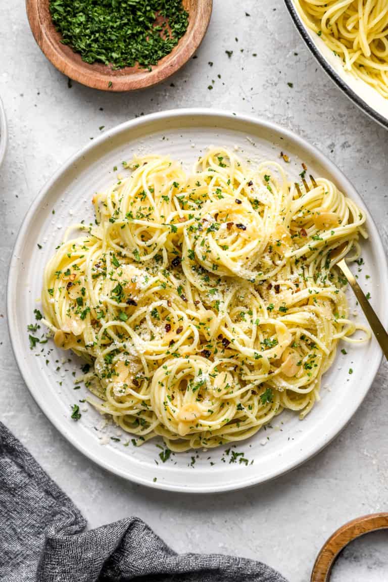 Easy Spaghetti Aglio e Olio (4 Ingredients!) - Lexi's Clean Kitchen